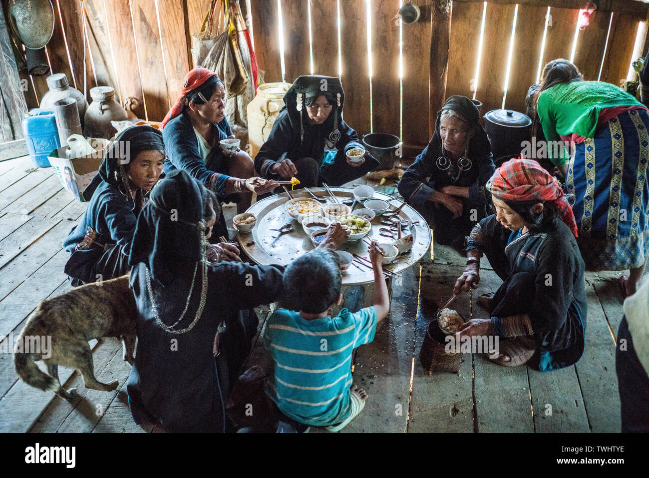 women Akha Pixor ethnicity and their childrens have lunch in the ...