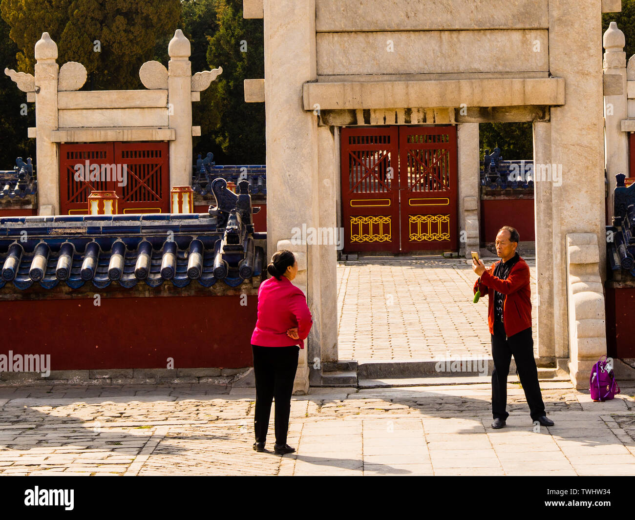 Photo ancient chinese entrance door hi-res stock photography and images ...