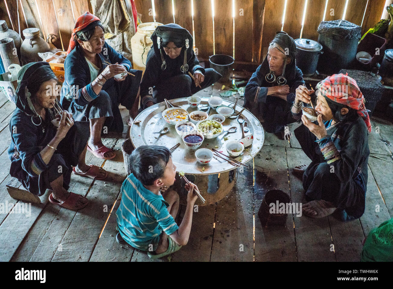 women Akha Pixor ethnicity and their childrens have lunch in the ...