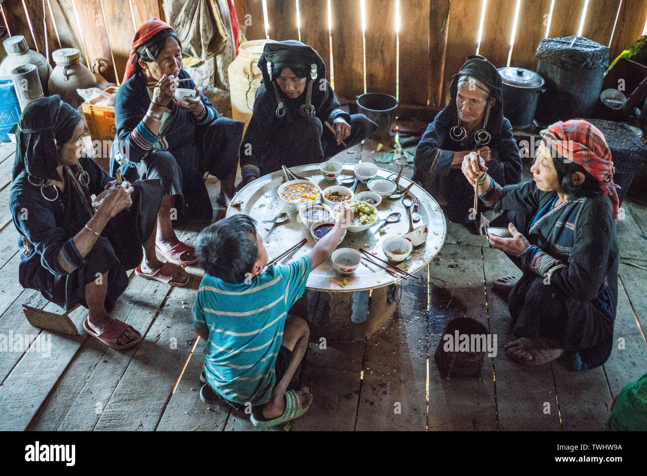 women Akha Pixor ethnicity and their childrens have lunch in the ...