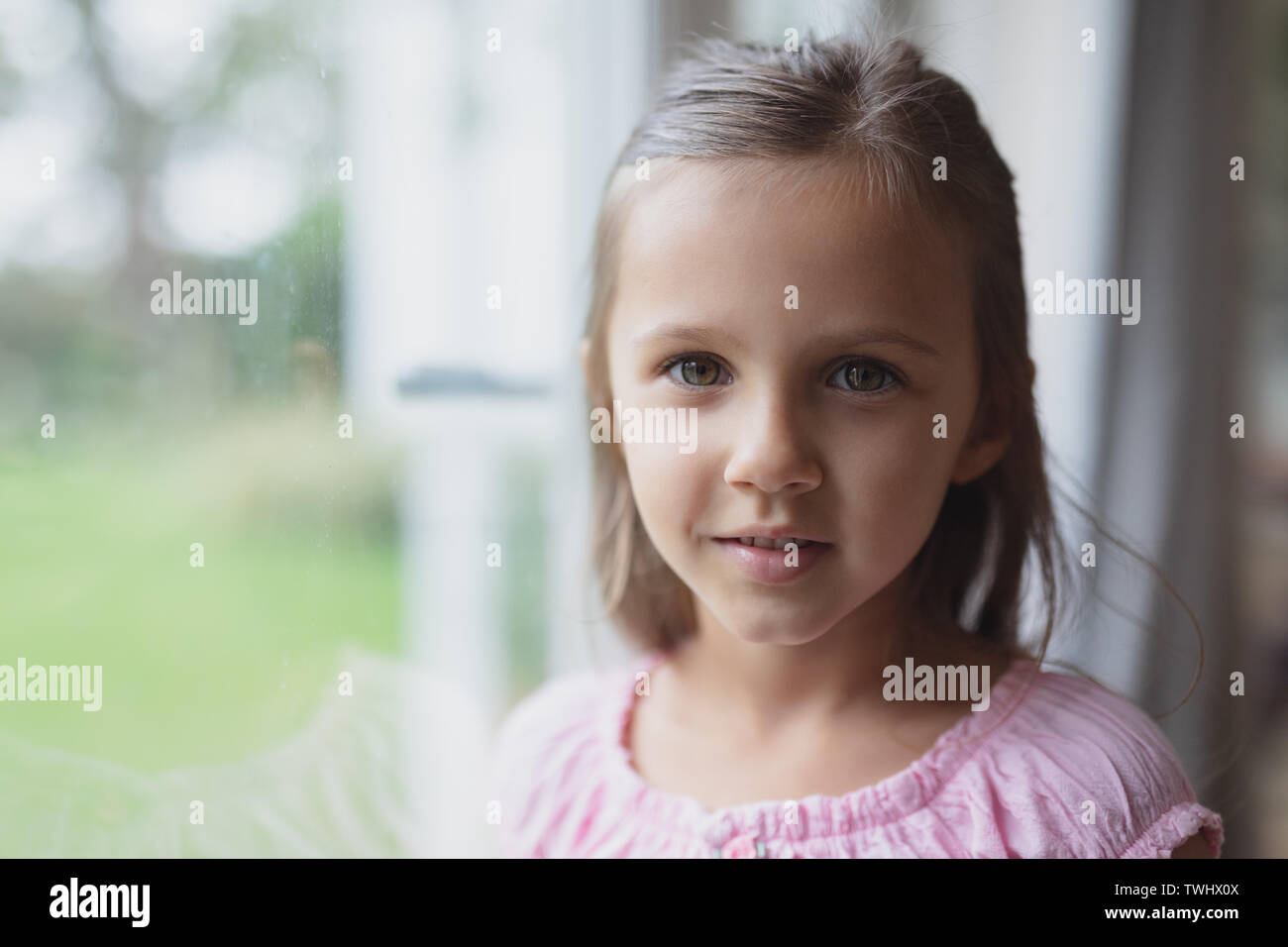 Girl girls female looking hi-res stock photography and images - Alamy