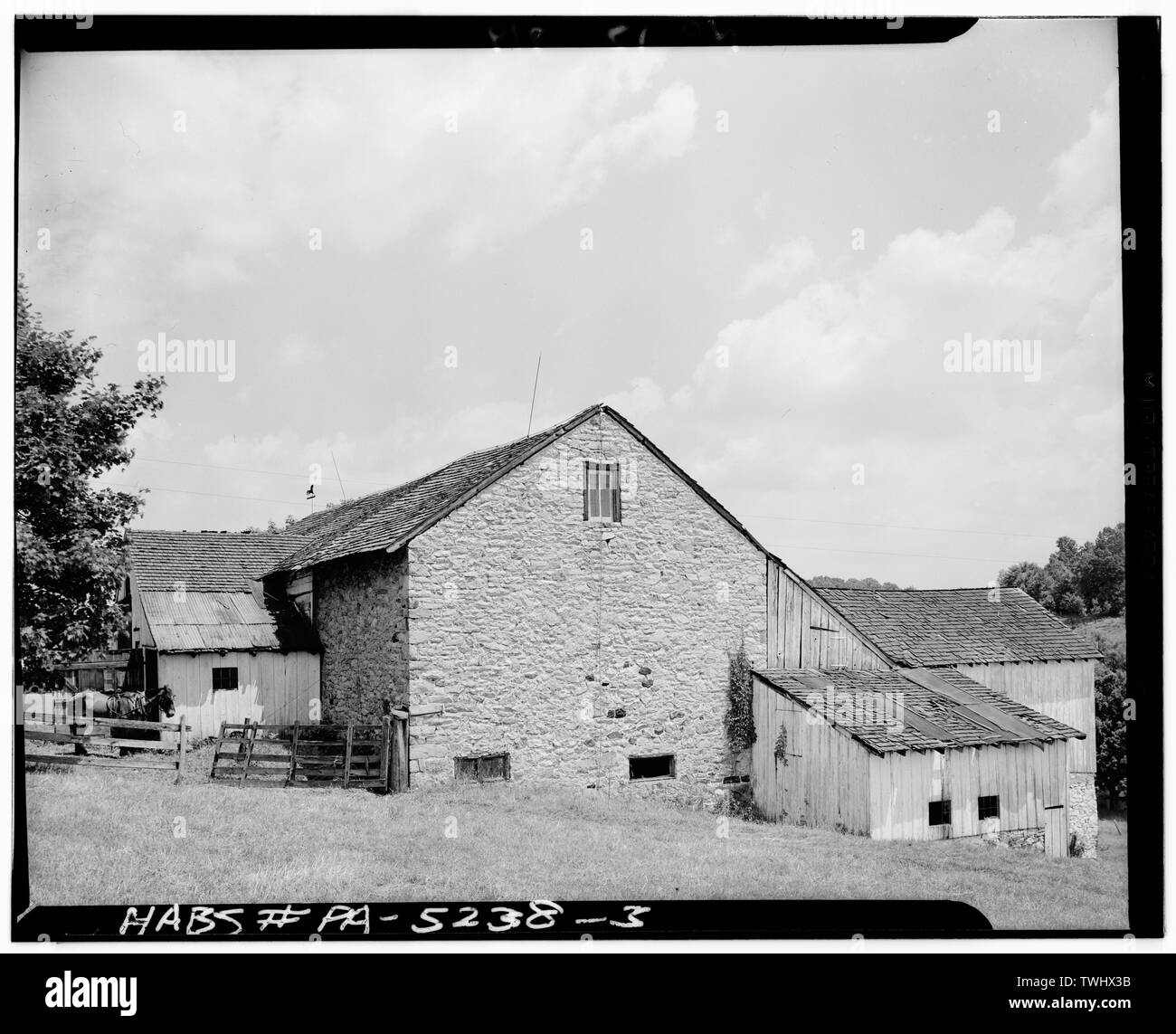 Barn with addition Cut Out Stock Images & Pictures - Alamy