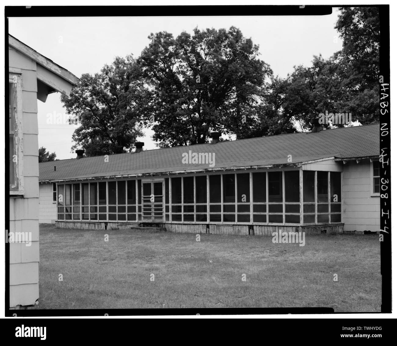 SIDE WALL OF STANDARD WARD, SHOWING SCREENED PORCH - Fort McCoy ...