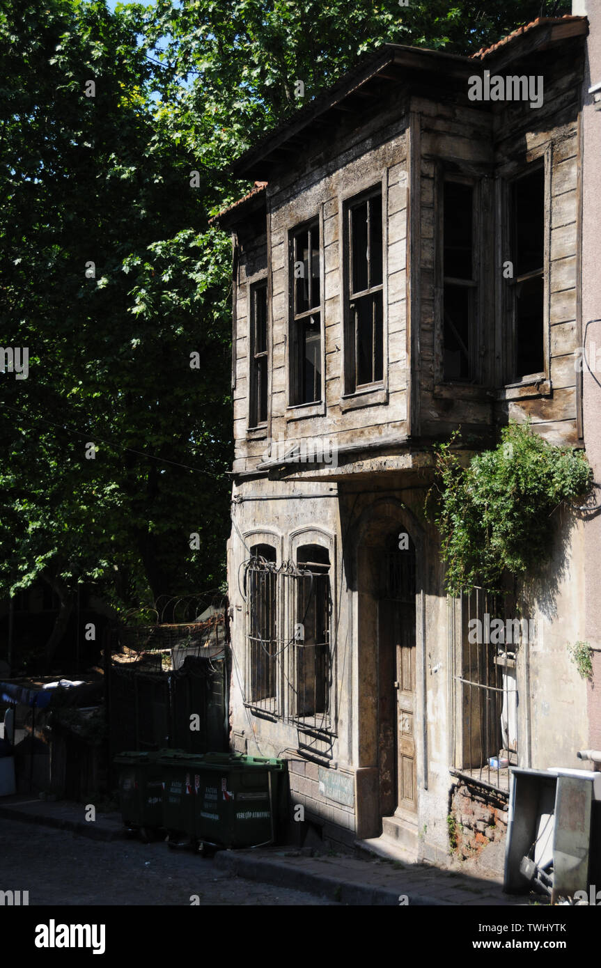 Traditional derelict Ottoman building in Istanbul Stock Photo - Alamy
