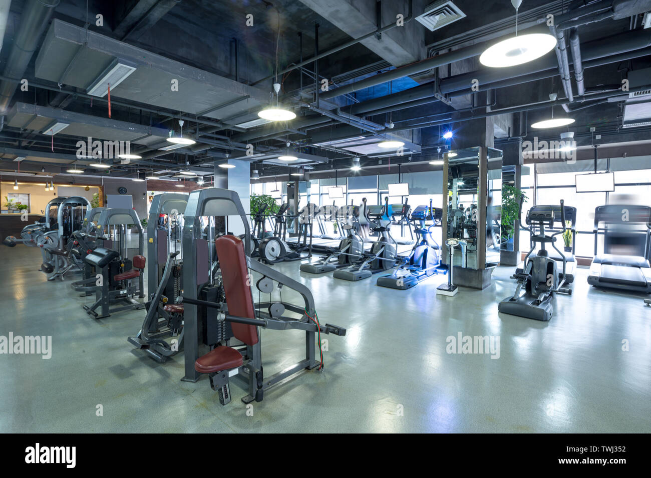 Commercial barbell station hi-res stock photography and images - Alamy