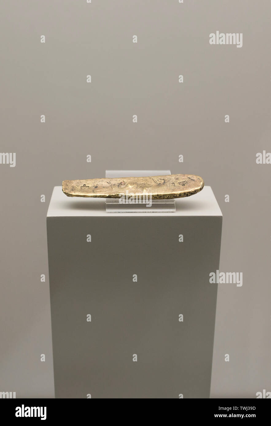 Gold ingot handling hi-res stock photography and images - Alamy