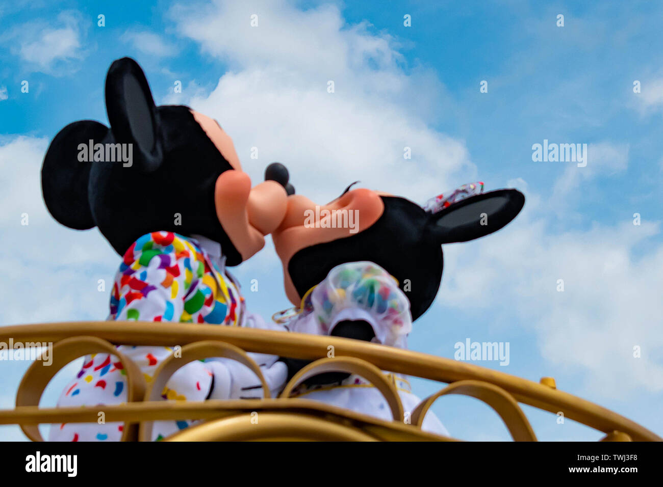 Mickey And Minnie Mouse Kissing JIM SHORE DISNEY TRADITIONS MICKEY