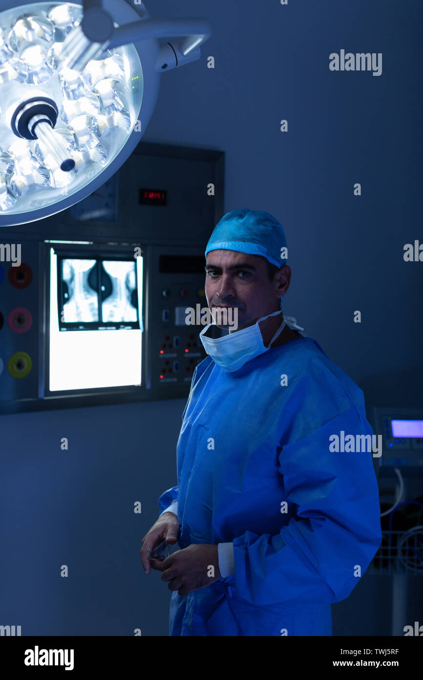 Male surgeon standing in operating room at hospital Stock Photo - Alamy