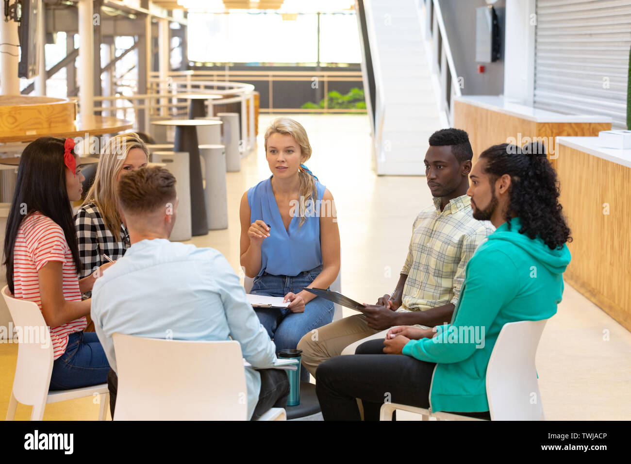 Group discussion hi-res stock photography and images - Alamy