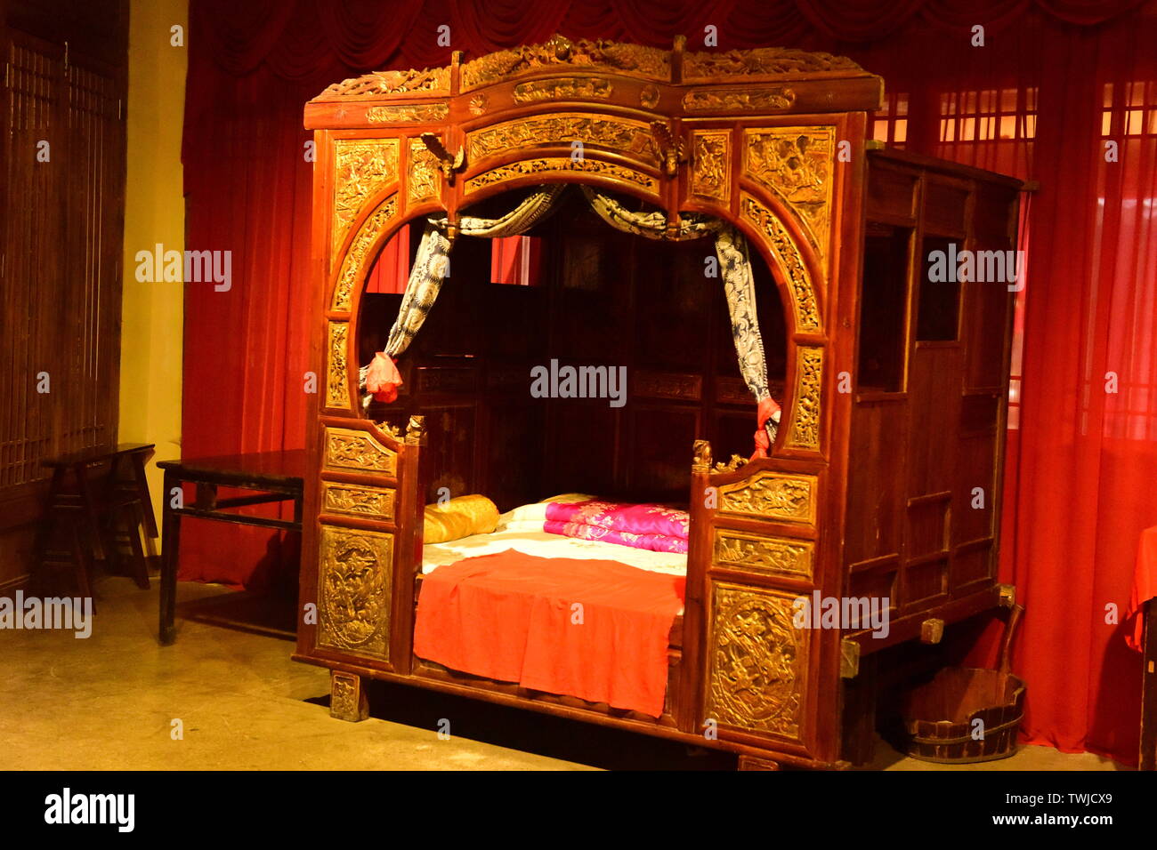 Ancient bed of Ming and Qing dynasties Stock Photo - Alamy