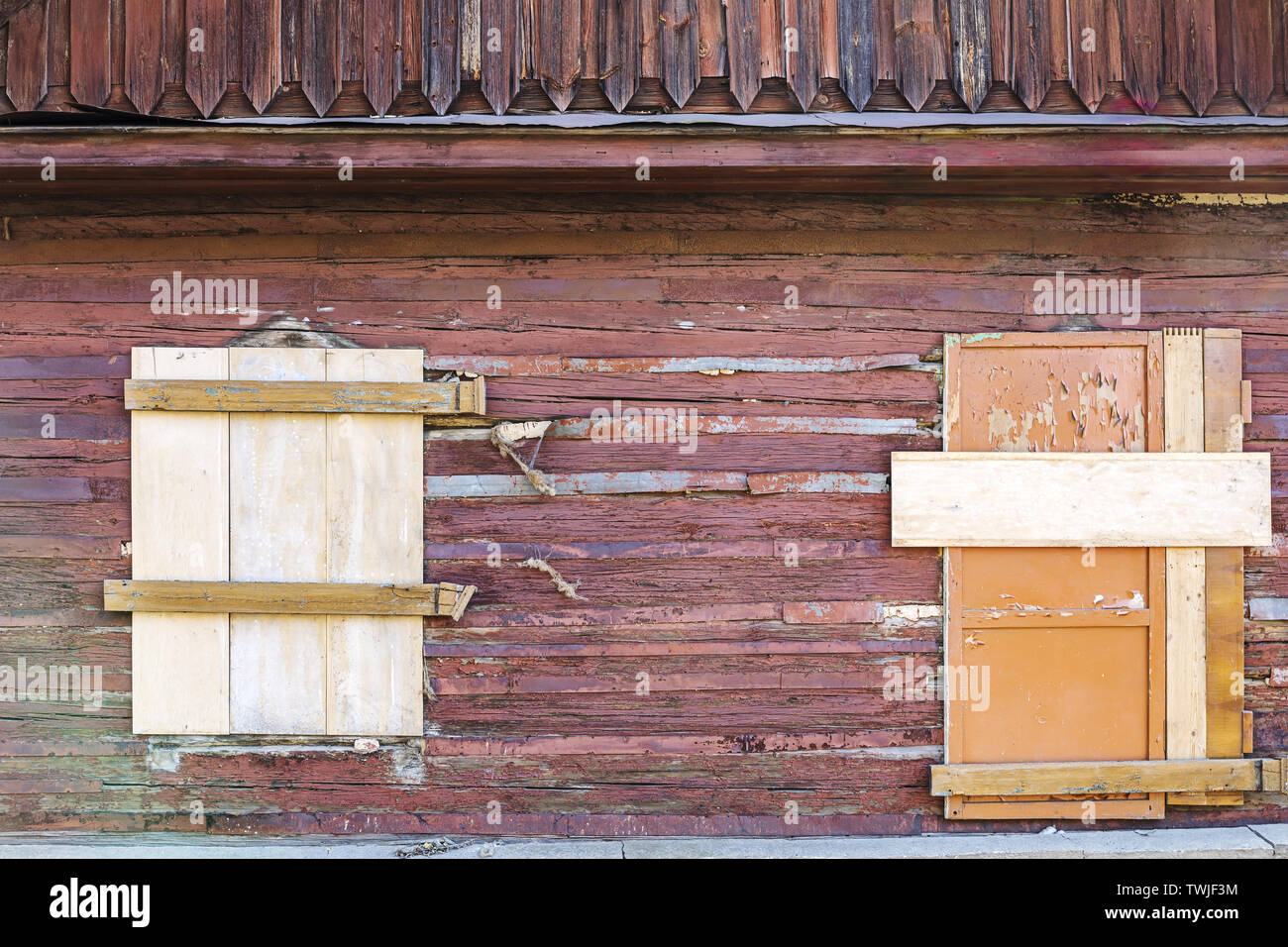 House boarded up windows hi-res stock photography and images - Alamy