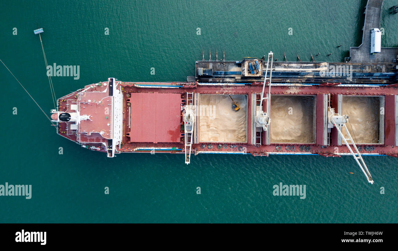 Container ship unloading hi-res stock photography and images - Alamy