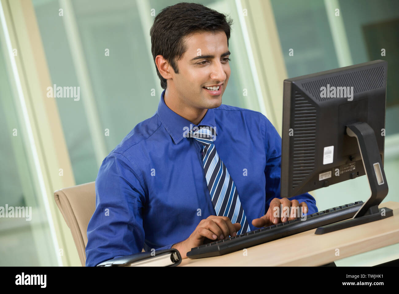Employee looking down desktop hi-res stock photography and images - Alamy