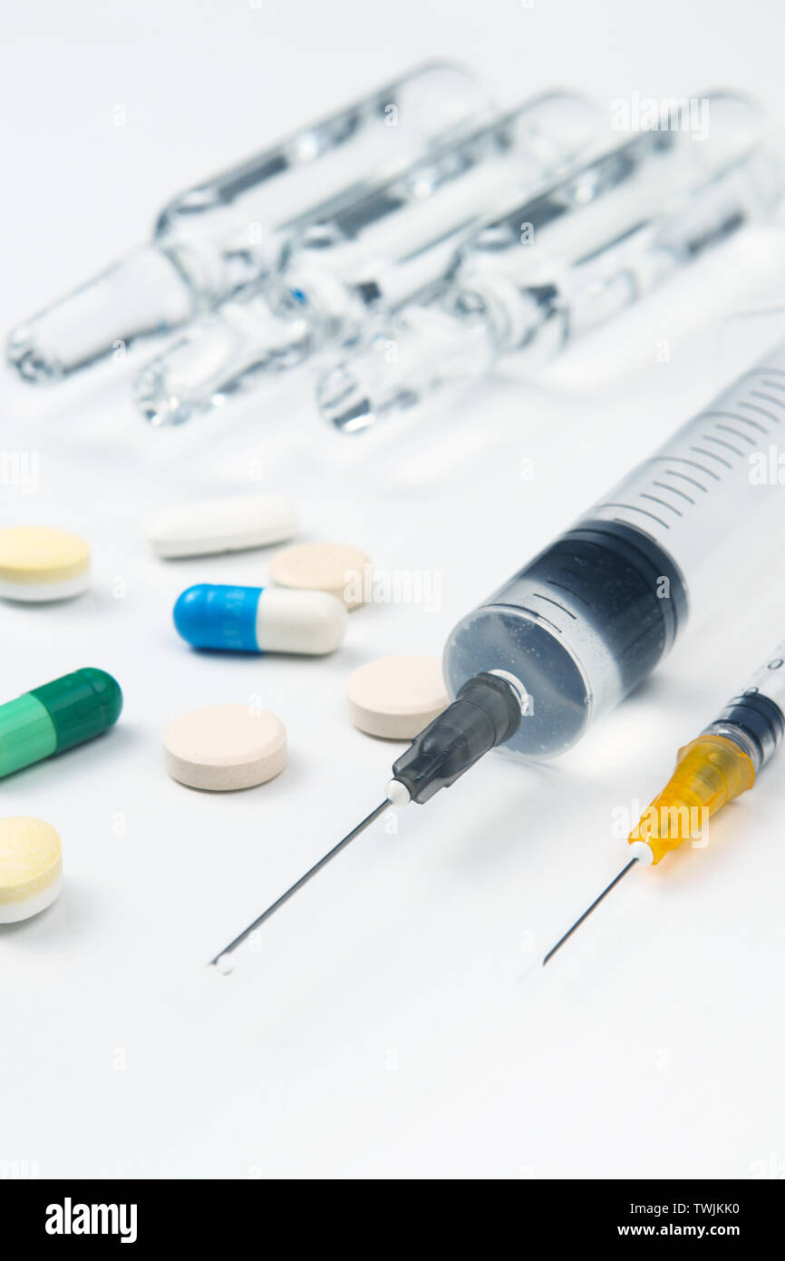 Syringes and drugs Stock Photo - Alamy
