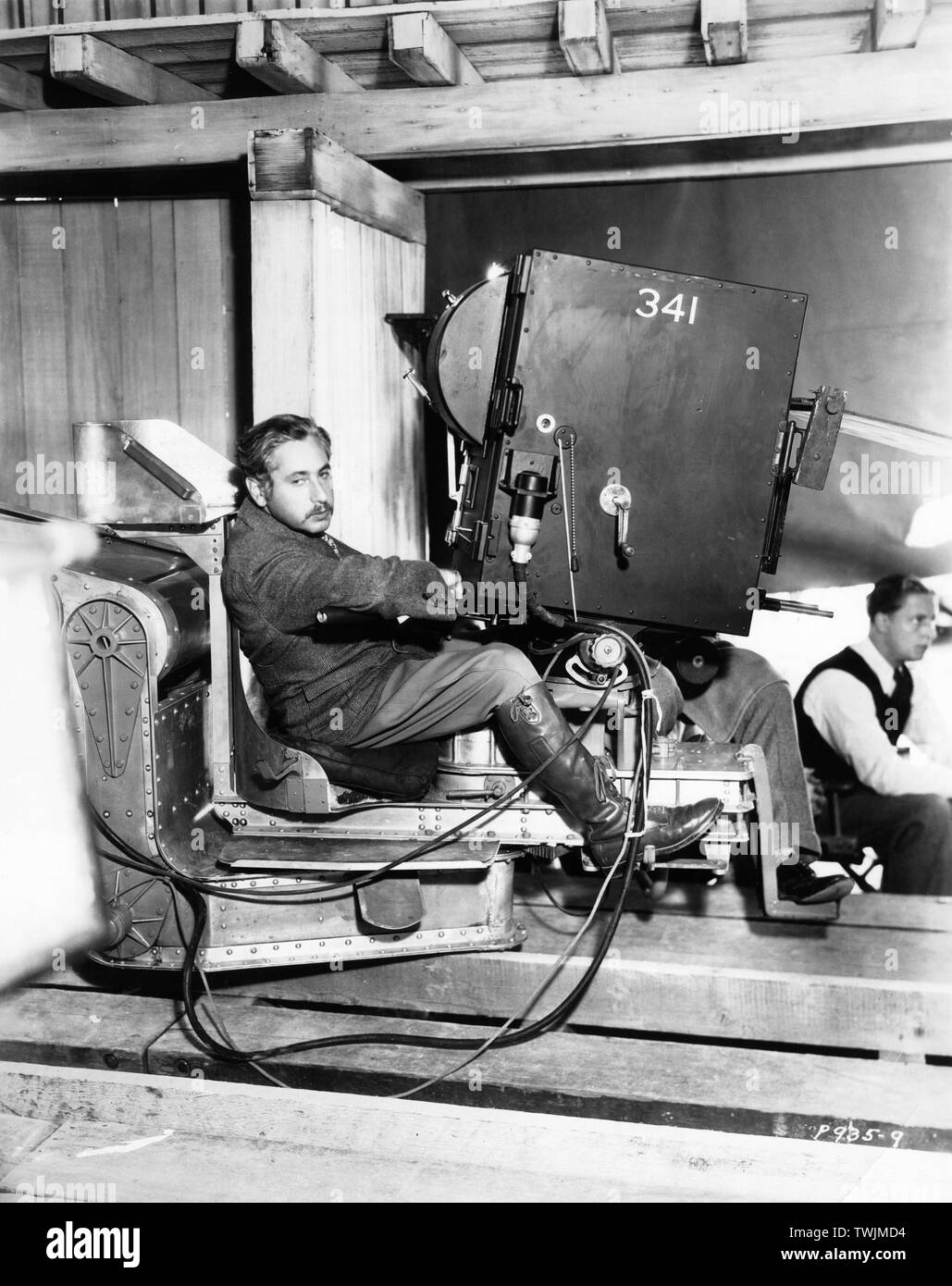 Director Josef von STERNBERG on camera crane THE DEVIL IS A WOMAN 1935 ...