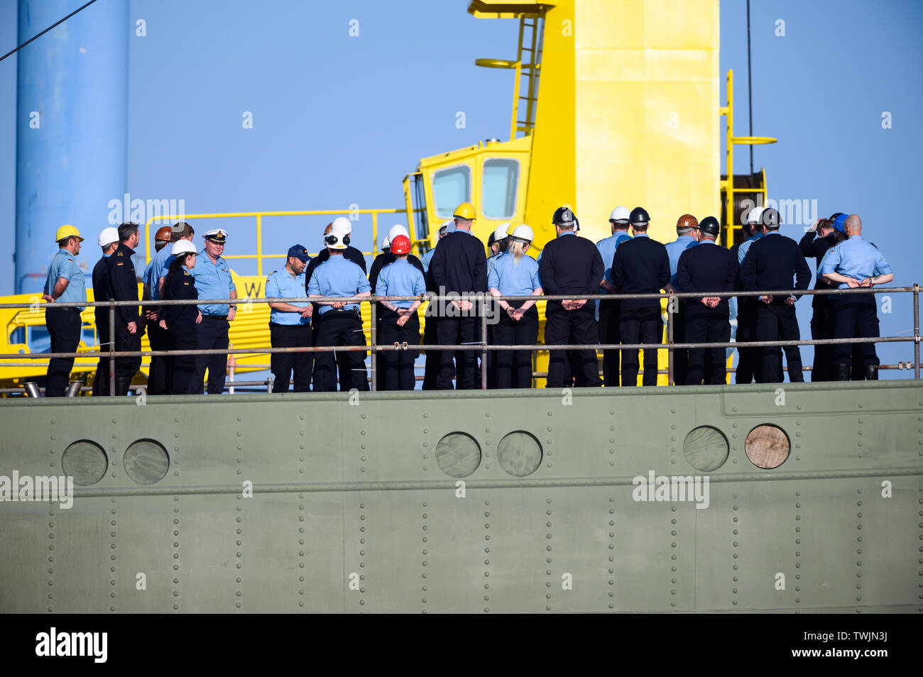 Bremerhaven, Germany. 21st June, 2019. Nils Brandt (7.f.l.), commander ...