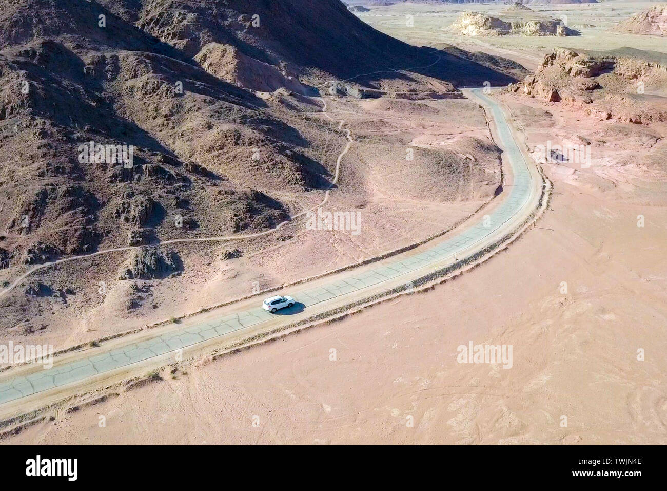 Car driving desert landscape hi-res stock photography and images - Alamy