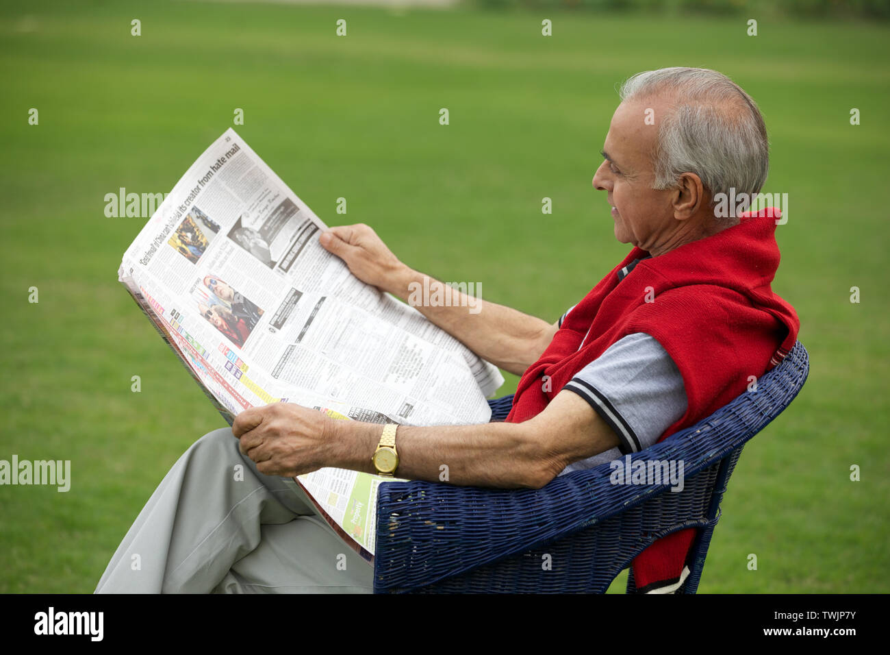 Old man reading a newspaper Stock Photo - Alamy