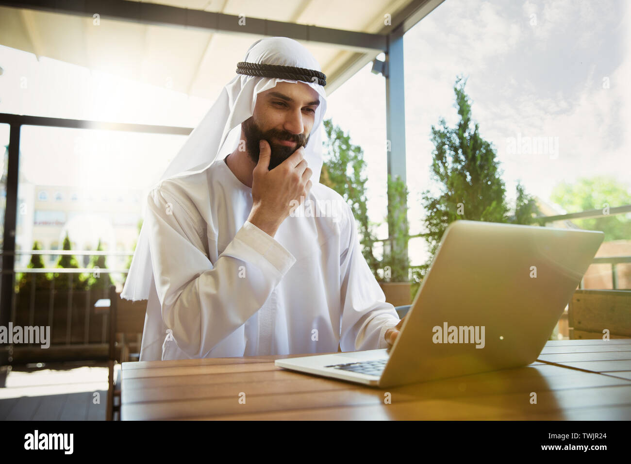 Saudi men in coffee shop hi-res stock photography and images - Alamy