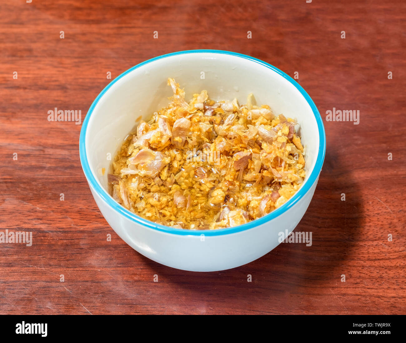 Fried garlic with oil in ceramic cup Stock Photo - Alamy