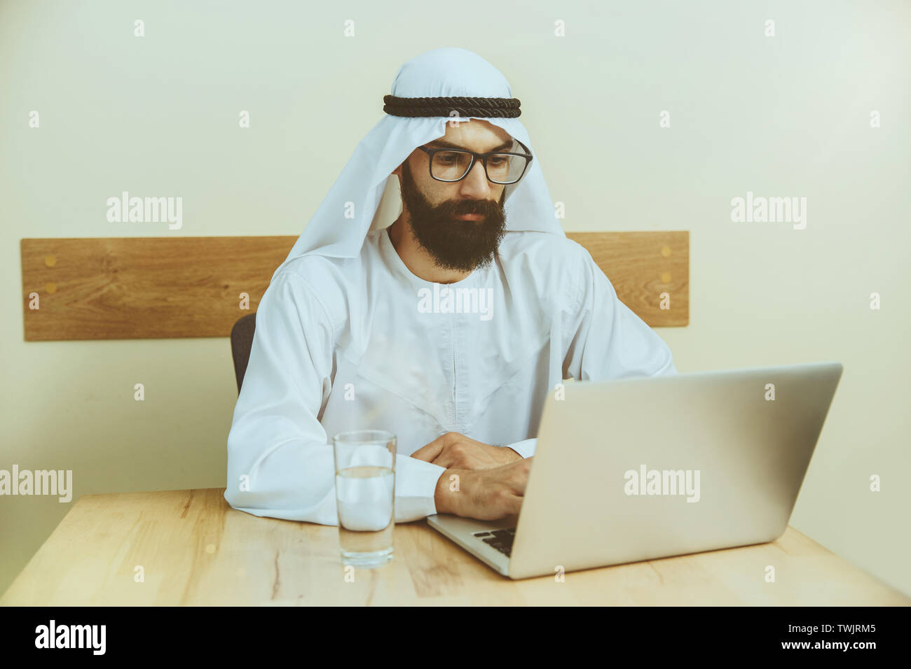 Saudi arab men in office hi-res stock photography and images - Alamy