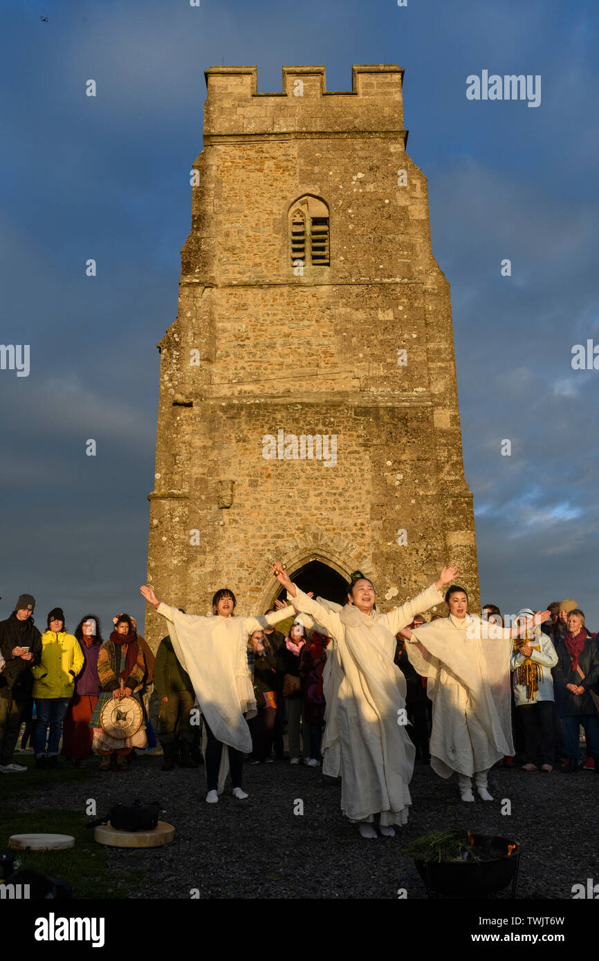 Glastonbury tor summer solstice hi-res stock photography and images - Alamy