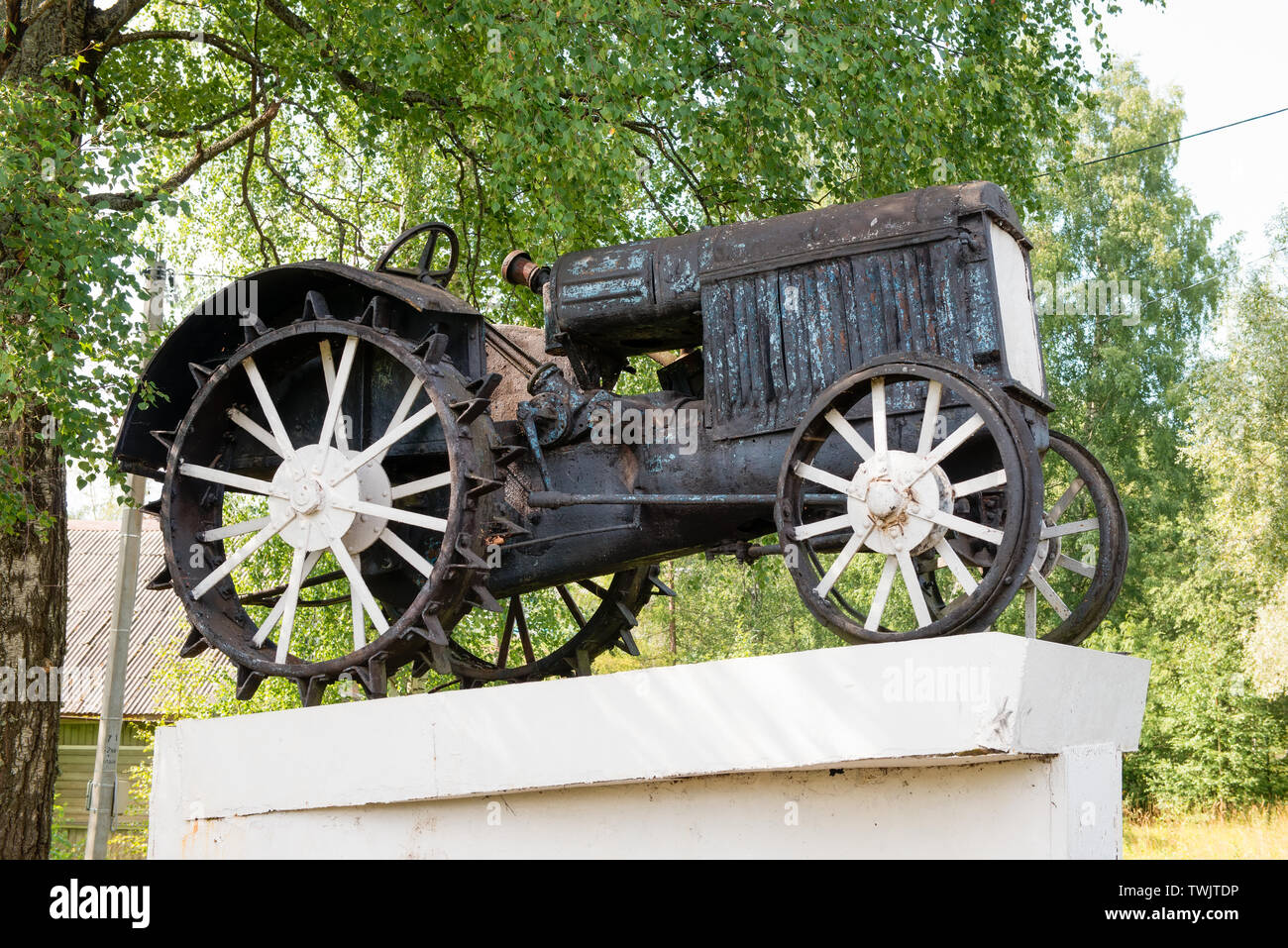 The monument to the first machine operators - the all-metal XTZ tractor ...