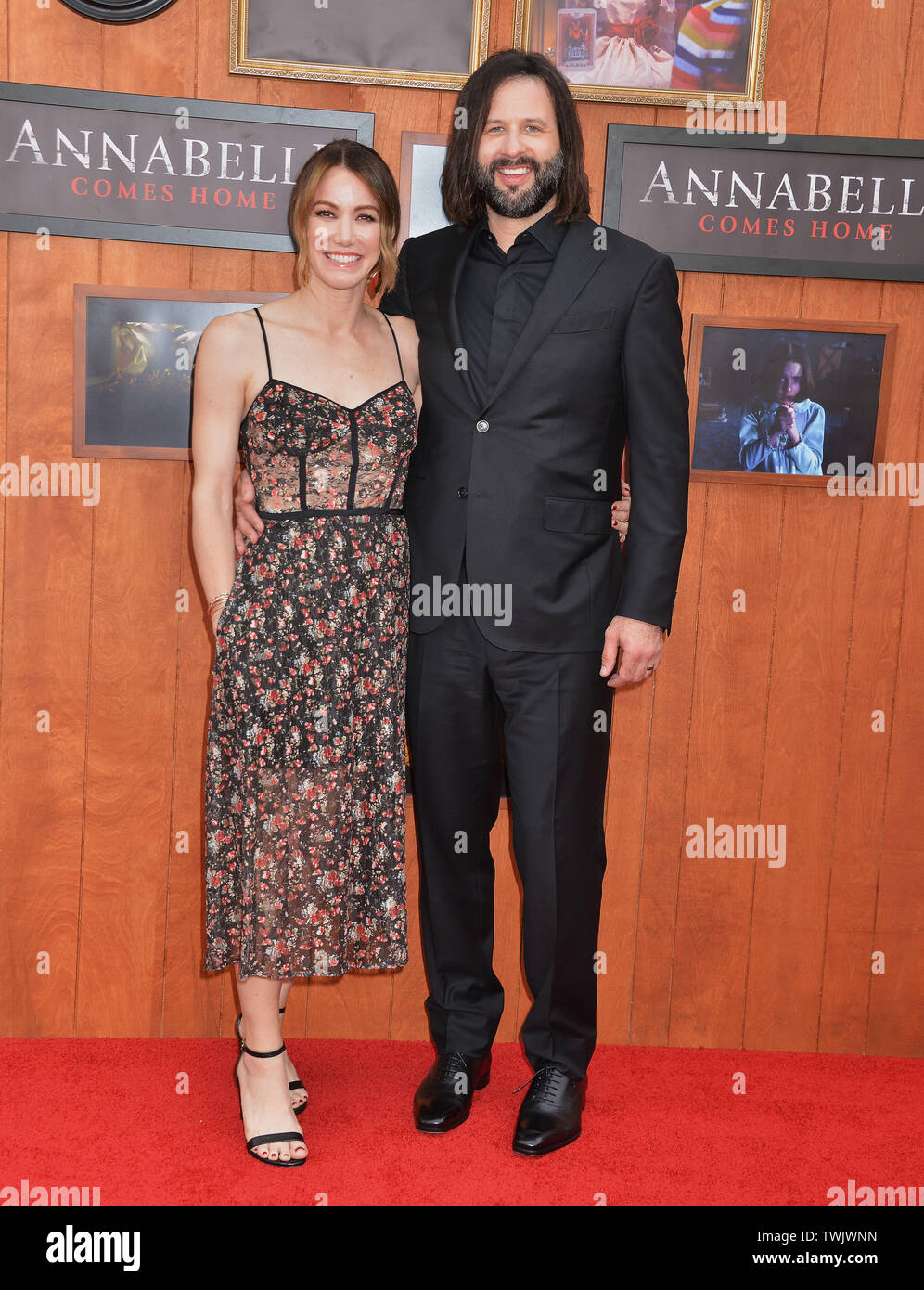 Story 070 attends the premiere of warner bros hi-res stock photography ...