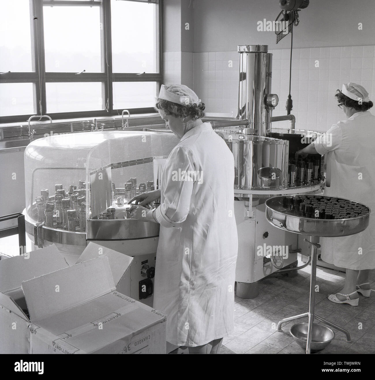 1950s, historical, female lab techncians in whitecoats working inside ...