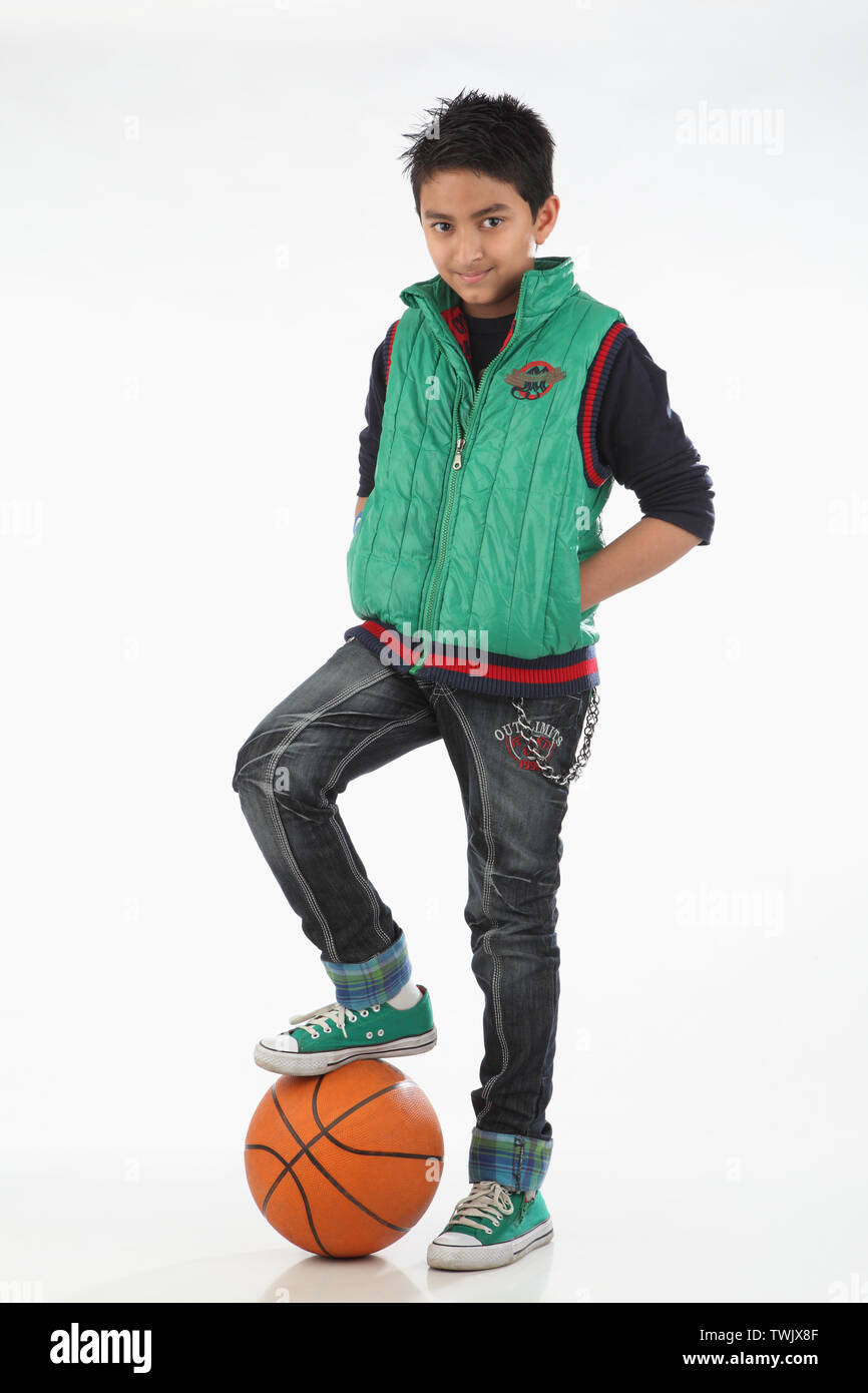 Indian boy playing basketball hi-res stock photography and images - Alamy