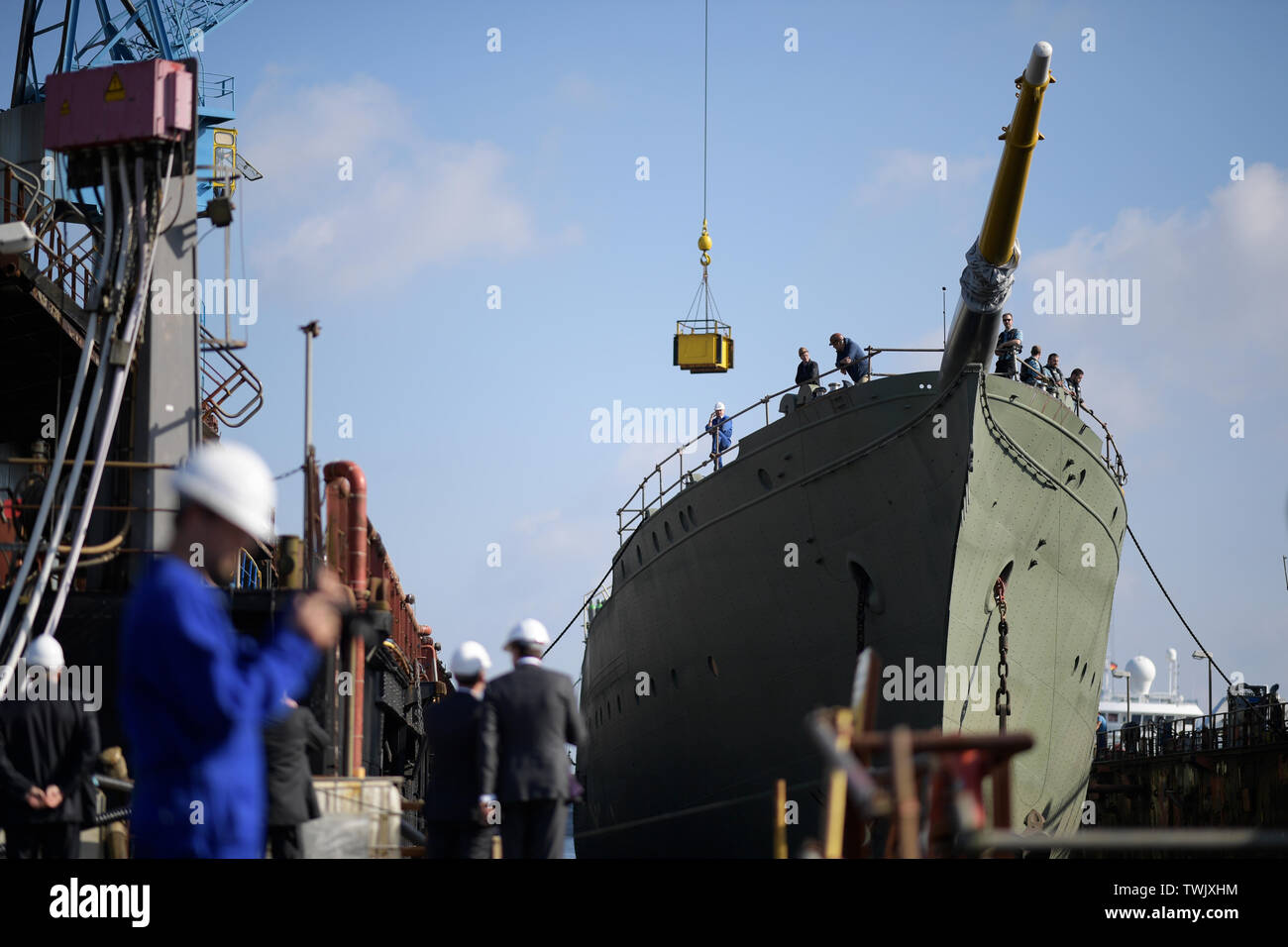 Bremerhaven, Germany. 21st June, 2019. The naval training sailing ship ...