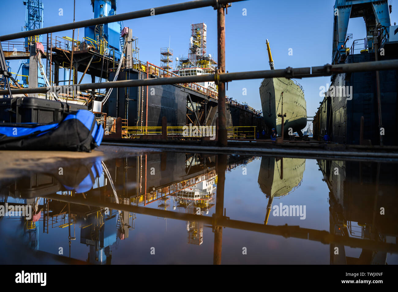Bremerhaven, Germany. 21st June, 2019. The naval training sailing ship ...