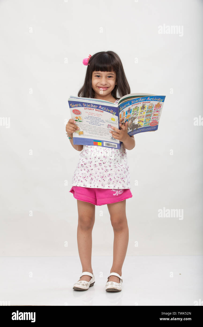 Portrait of a girl reading a book Stock Photo - Alamy