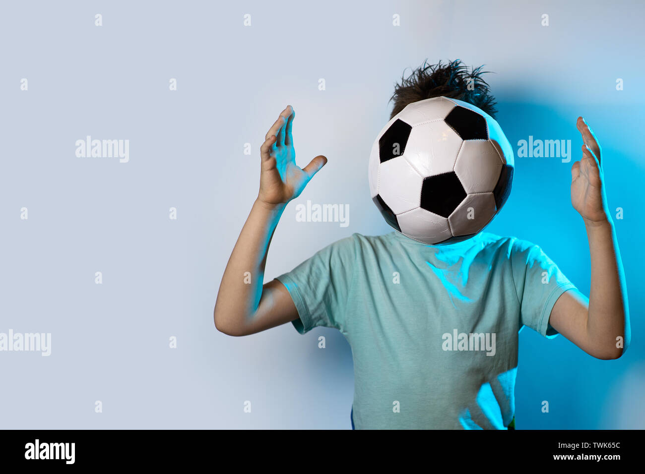 Soccer player on field network hi-res stock photography and images - Alamy