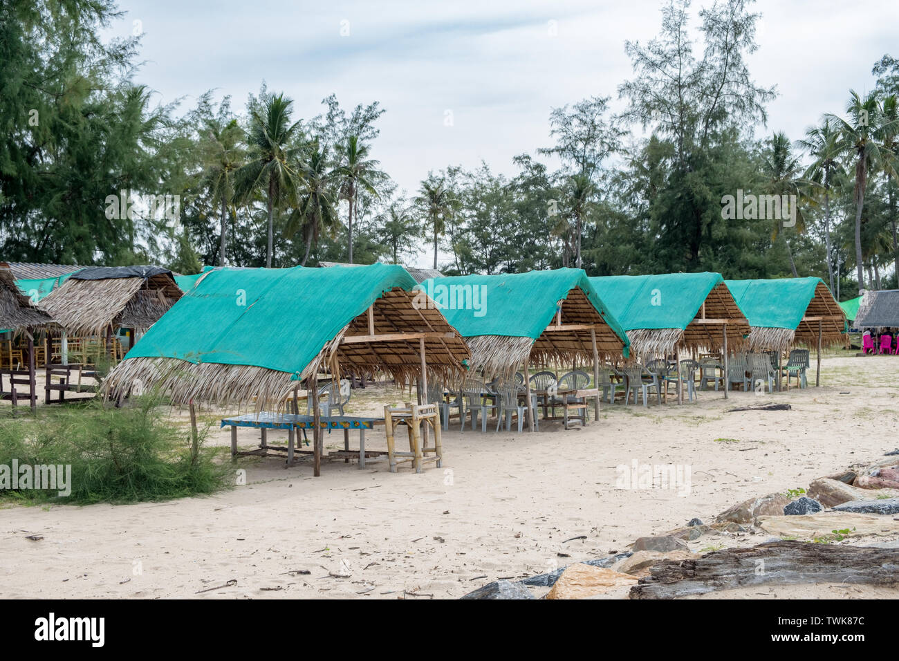 Resort thatched beach huts hi-res stock photography and images - Alamy