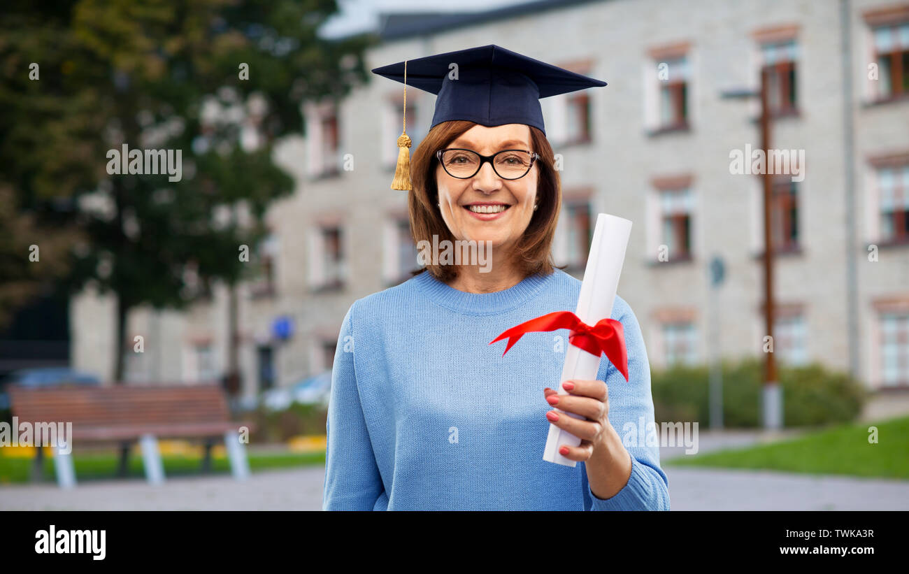Senior student college hi-res stock photography and images - Alamy