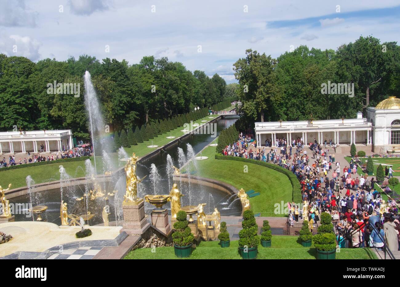 Peterhof Palace (Petrodvorets) Grand Cascade with water fountains ...