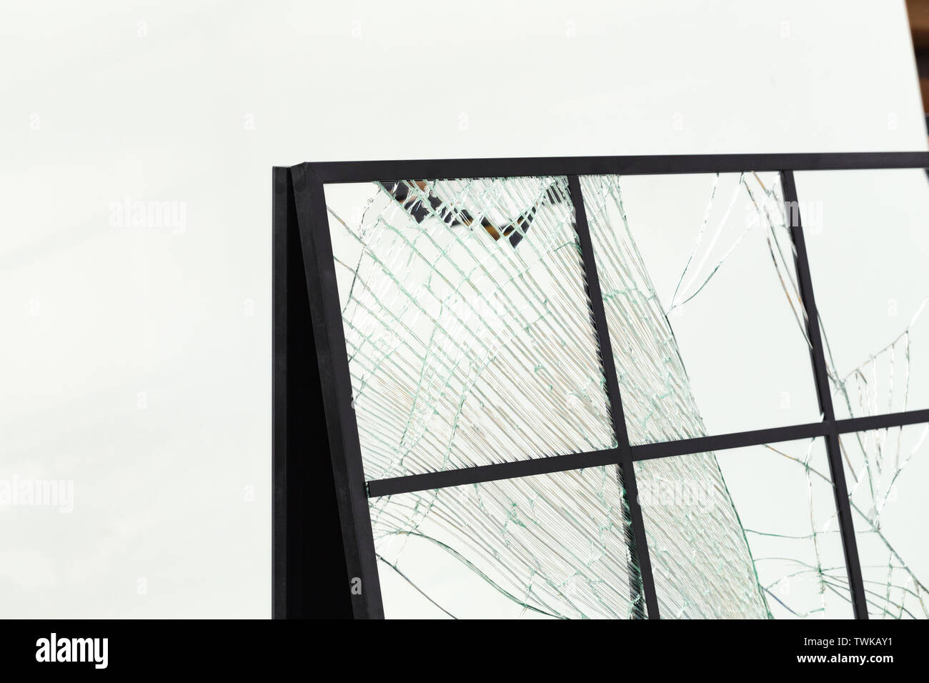 Cracked mirror hi-res stock photography and images - Alamy