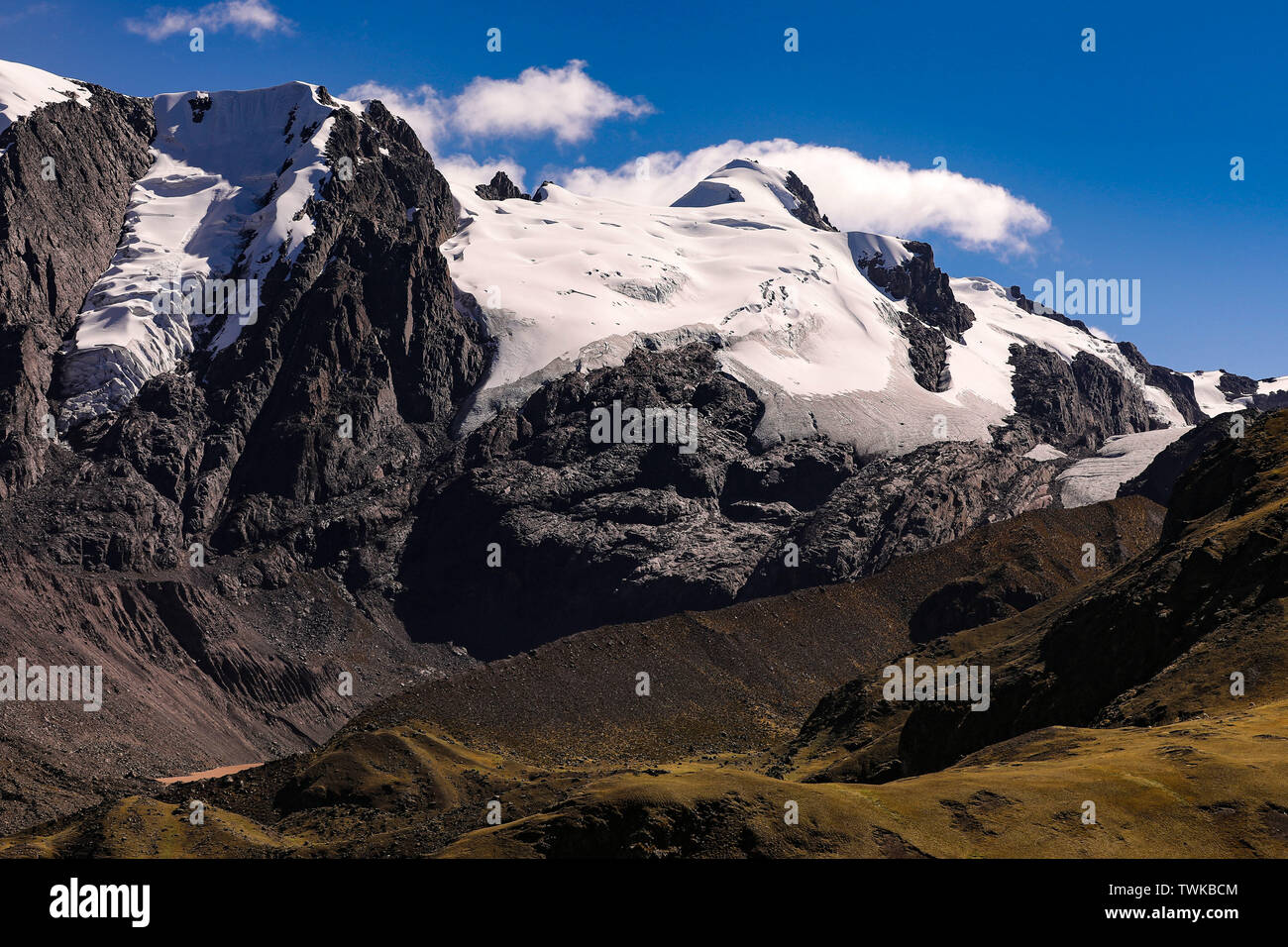 Rainbow Montain, Peru. 02nd May, 2019. The snow-covered Ausangate ...