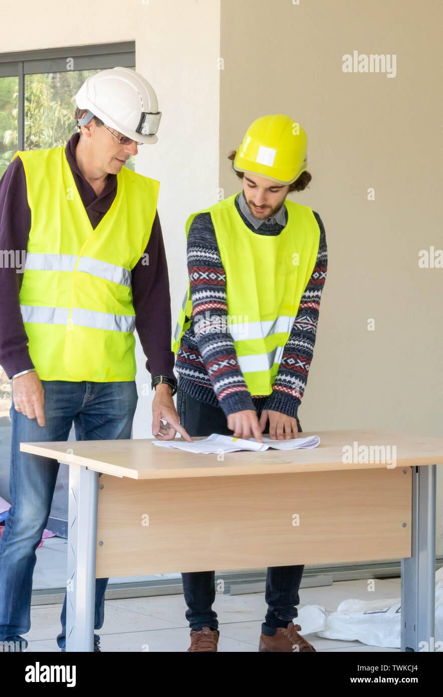 Site Visit, Site Meeting, Foreman and Apprentice Stock Photo - Alamy