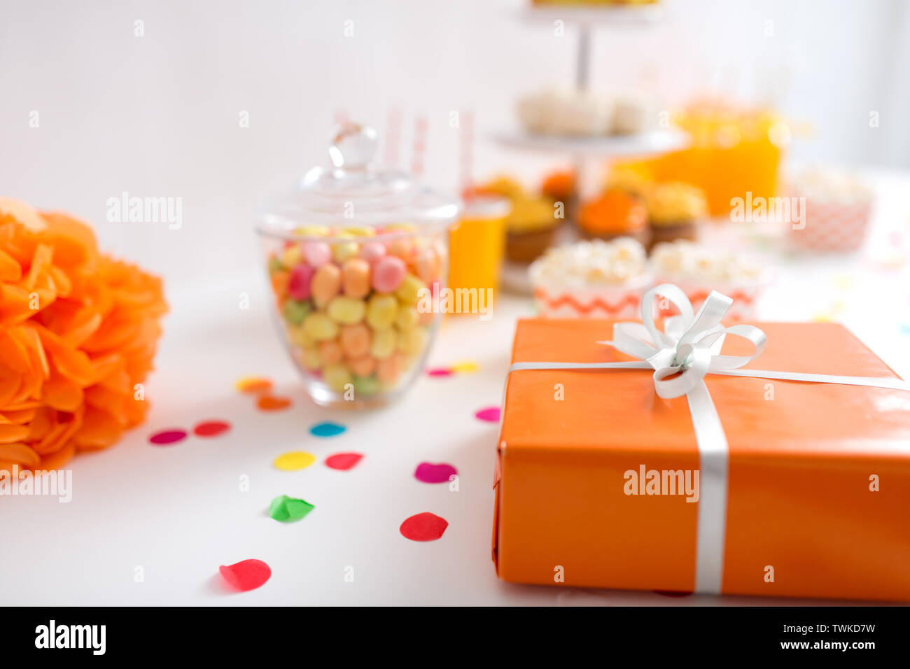 Present table party hi-res stock photography and images - Alamy