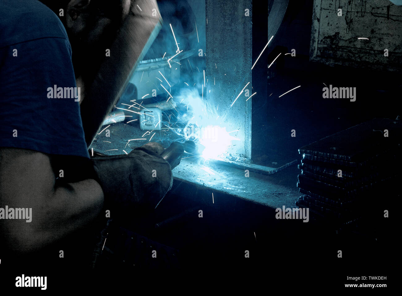 Welder at work Stock Photo - Alamy