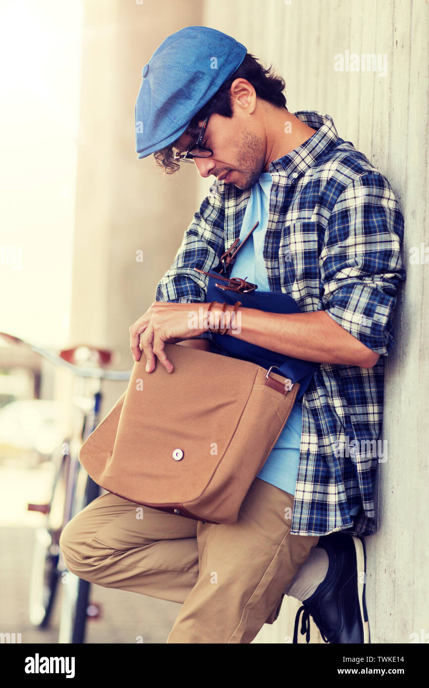 hipster man with shoulder bag and fixed gear bike Stock Photo - Alamy