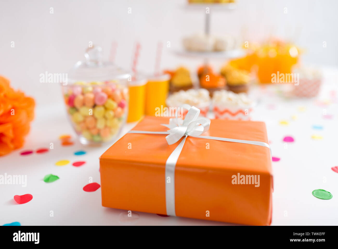 Present table party hi-res stock photography and images - Alamy
