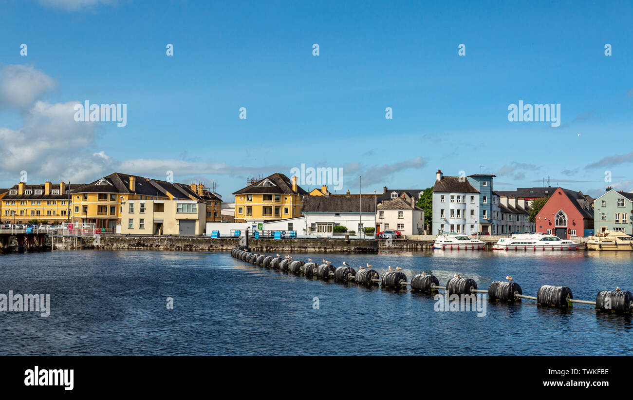Beautiful view of the river Shannon and picturesque houses in the town ...