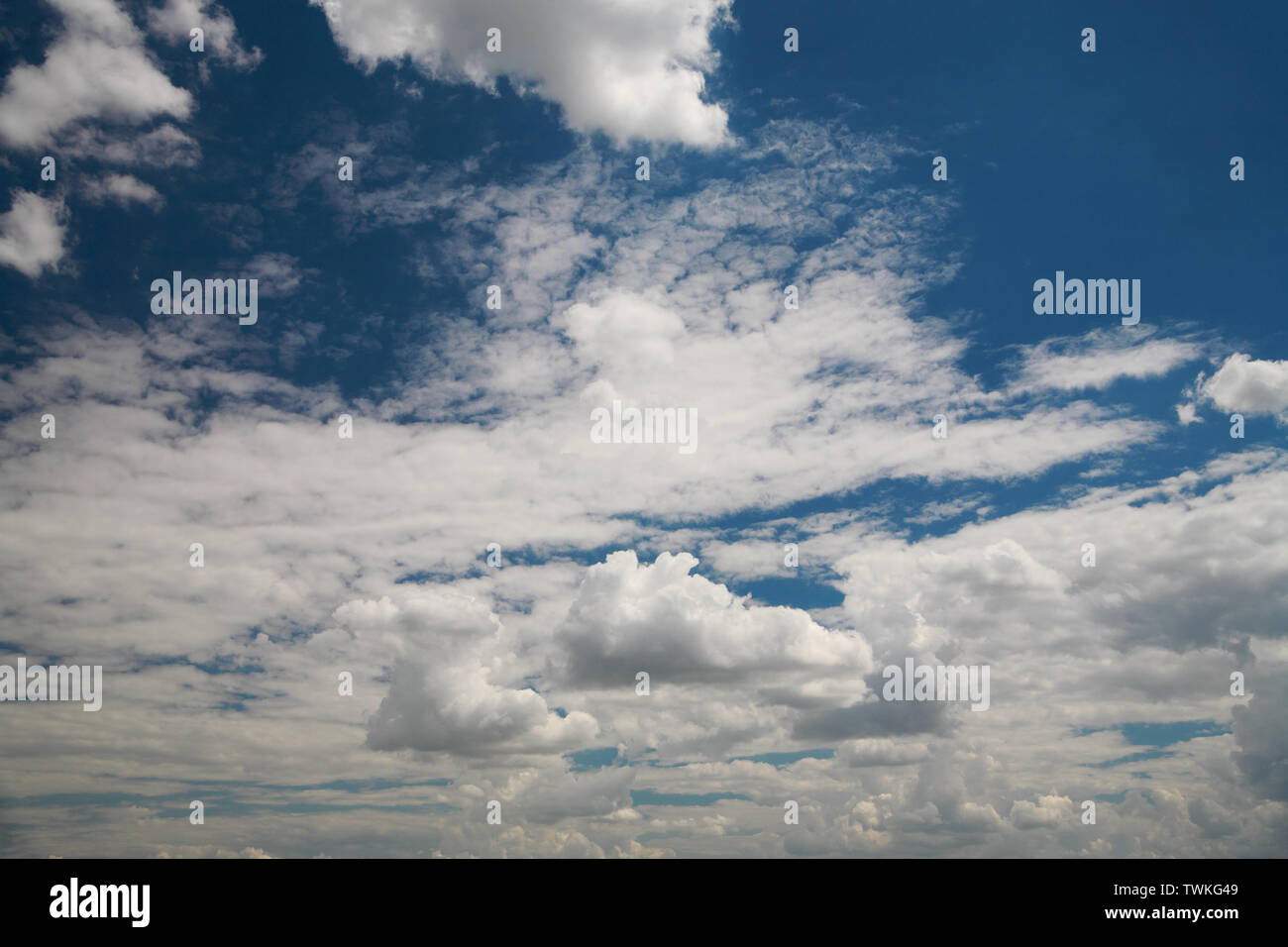 Cloudy sky on a overcast day Stock Photo - Alamy