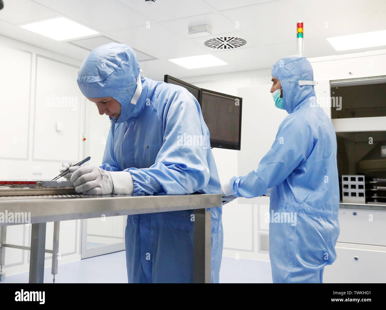 Production of chips clean room hi-res stock photography and images - Alamy