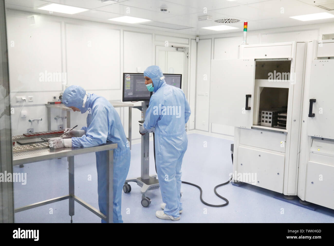 Production of chips clean room hi-res stock photography and images - Alamy
