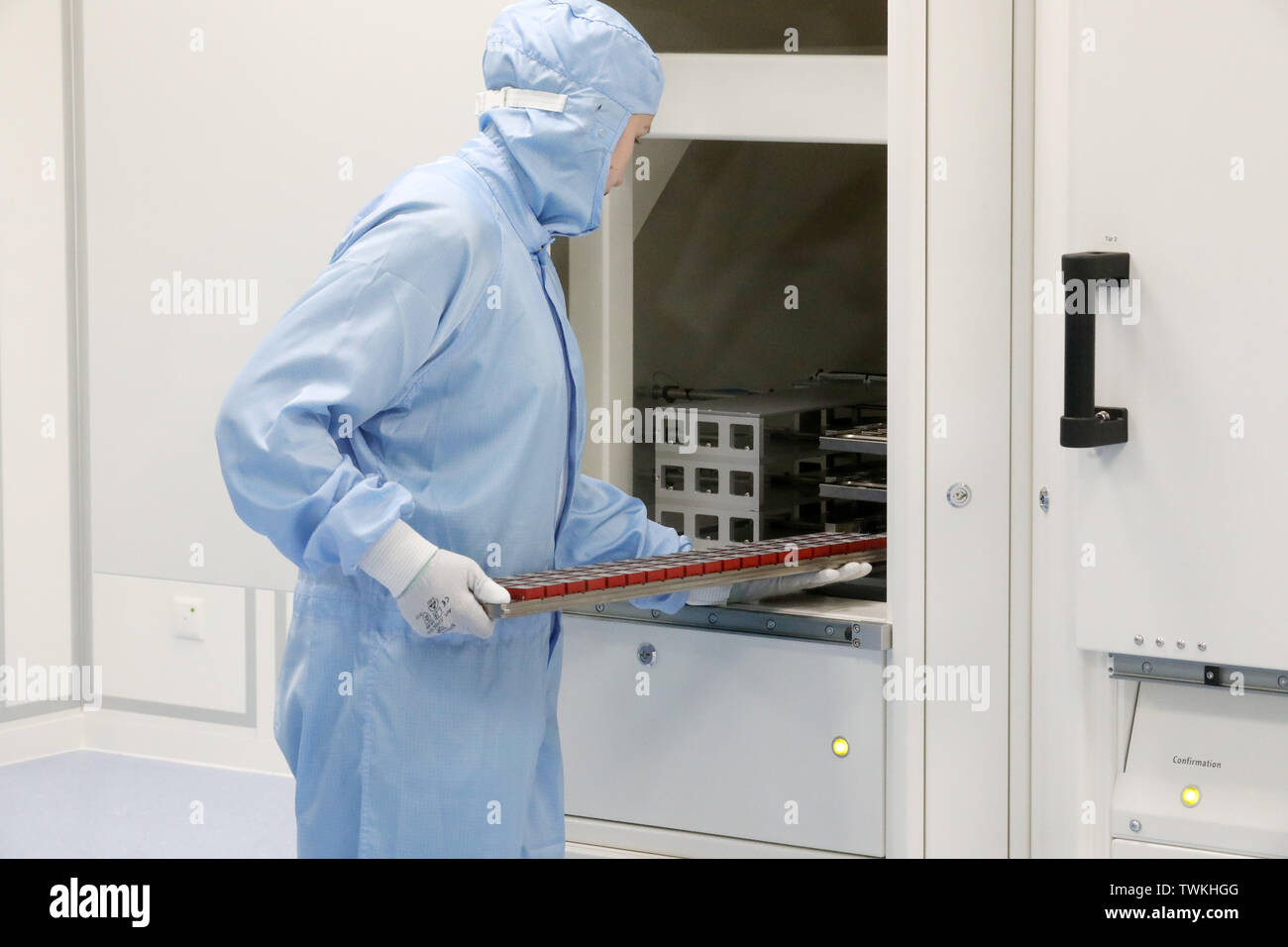Production of chips clean room hi-res stock photography and images - Alamy