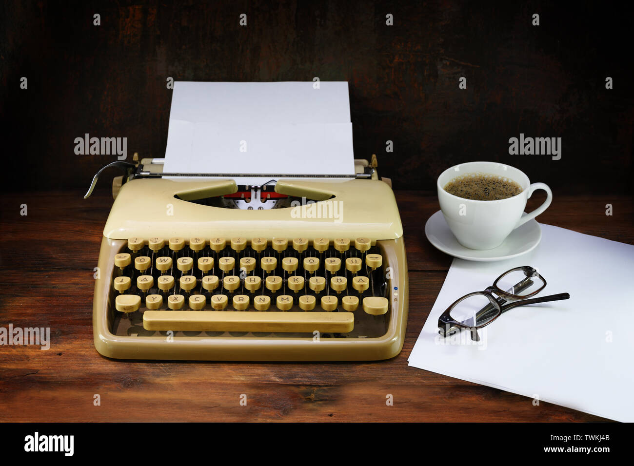 Vintage typewriter 1950s desk hi-res stock photography and images - Alamy